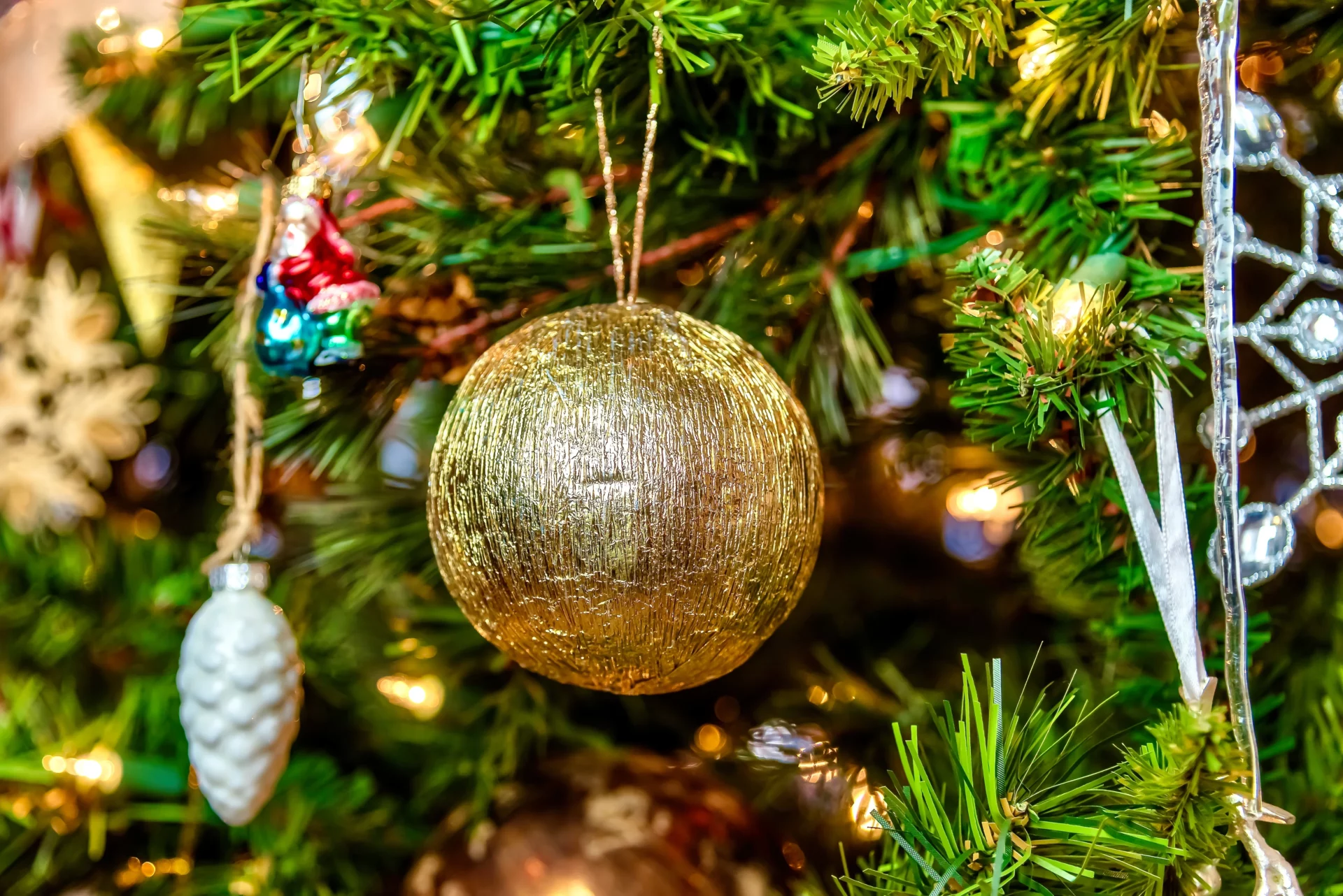 Daftar Hiasan Pohon Natal yang Wajib Ada di Rumah Kamu